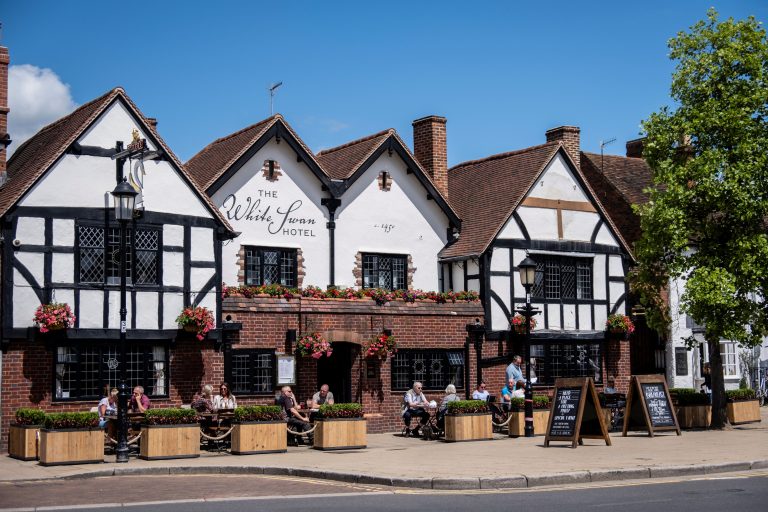 The Evolution of British Pubs - Robert Oulsnam